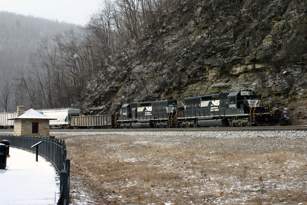 NS 3352 on Horseshoe Curve